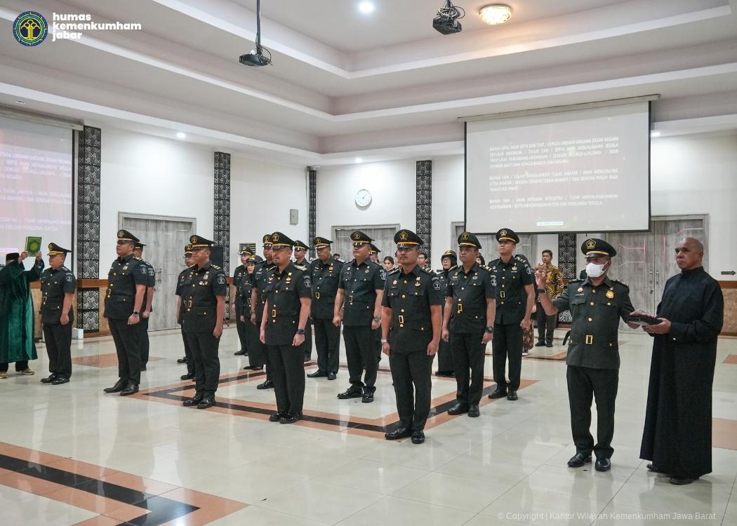 Pelantikan Pejabat di Kanwil Kemenkumham Jawa Barat: Mewujudkan Birokrasi BerAKHLAK dan ...