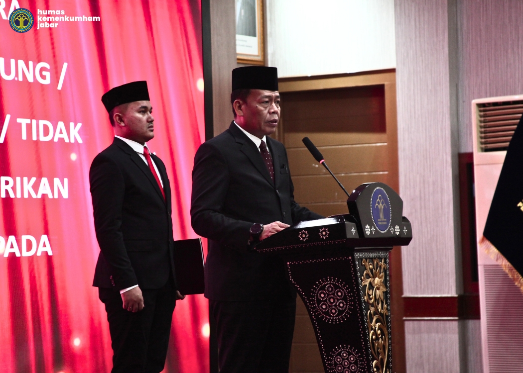 Kakanwil Kemenkumham Jabar (Masjuno) Ambil Sumpah Janji Setia Pewarganegaraan, Sumpah Jabatan ...