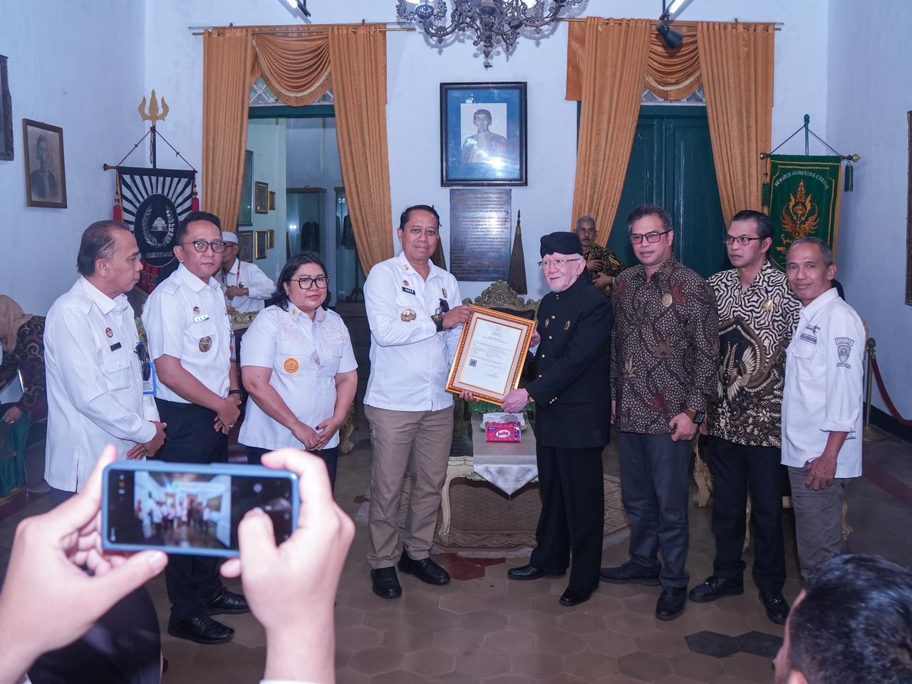 Selamatkan Warisan Leluhur, Kanwil Kemenkum Jabar Serahkan Sertifikat ...